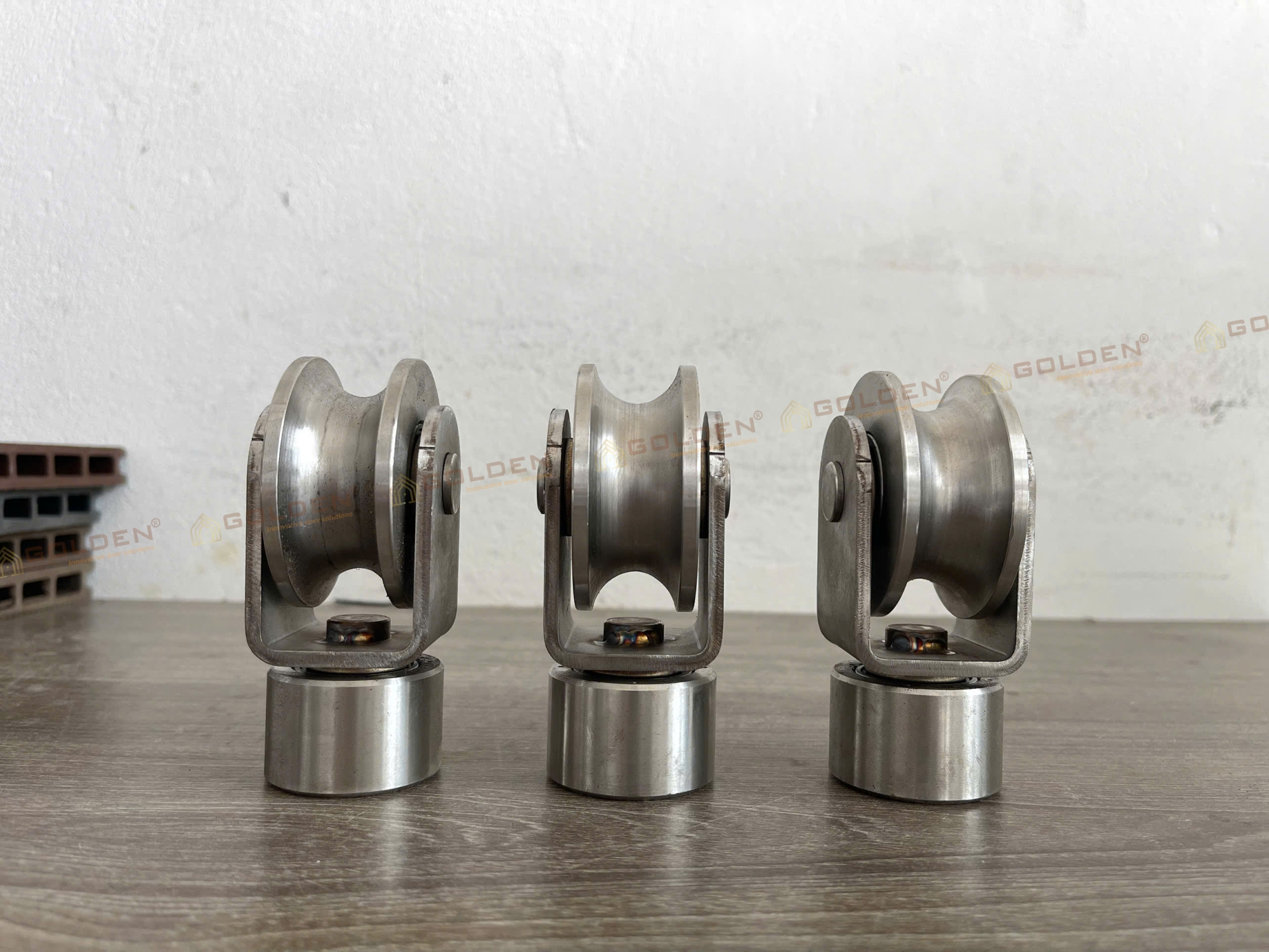 Bánh Xe Cửa Lùa Xoay 360 Độ ray tròn phi 22mm Chuẩn Inox 304 | Cao Cấp